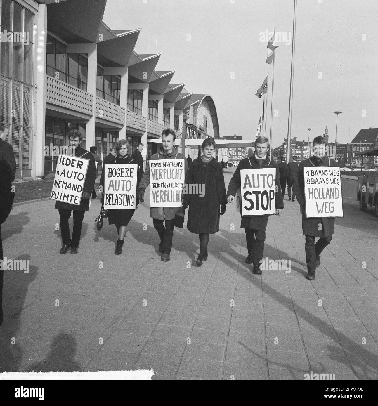 RAI opened, pedestrians demonstrating, February 18, 1965, VOETGANGERS ...