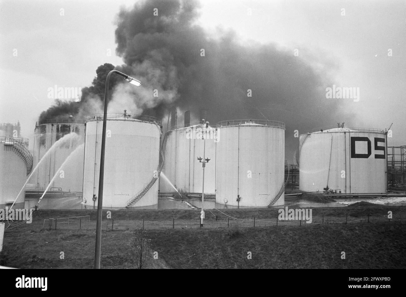 Disaster at DSM in Beek (Limburg); burning storage tanks, November 7 ...