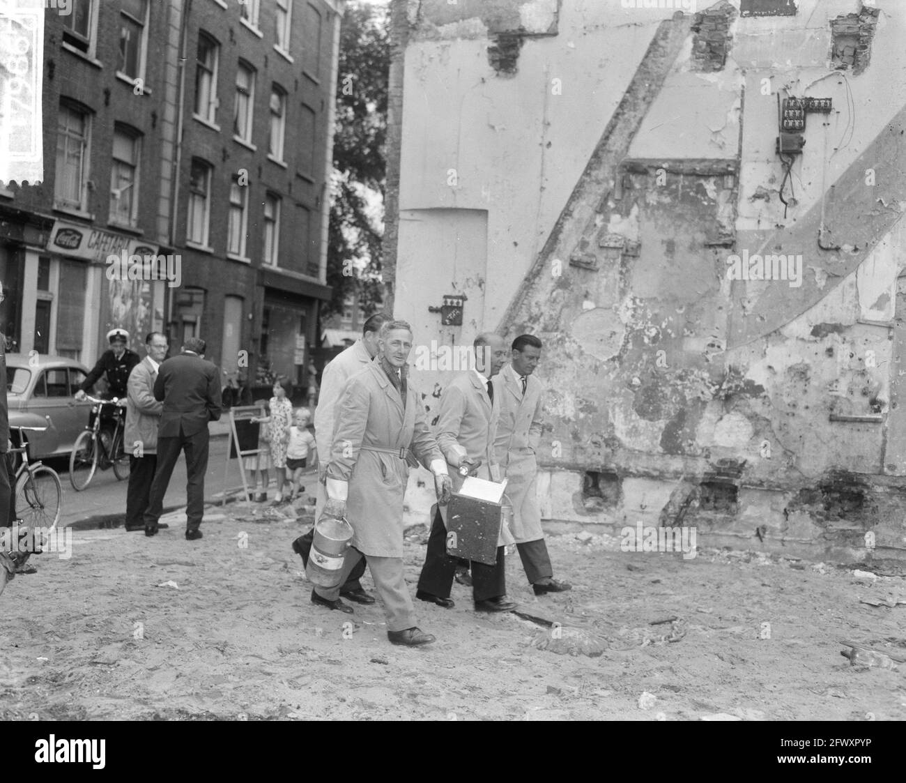 Rat control in Amsterdam, spreading the rat poison, July 21, 1965, Rats ...