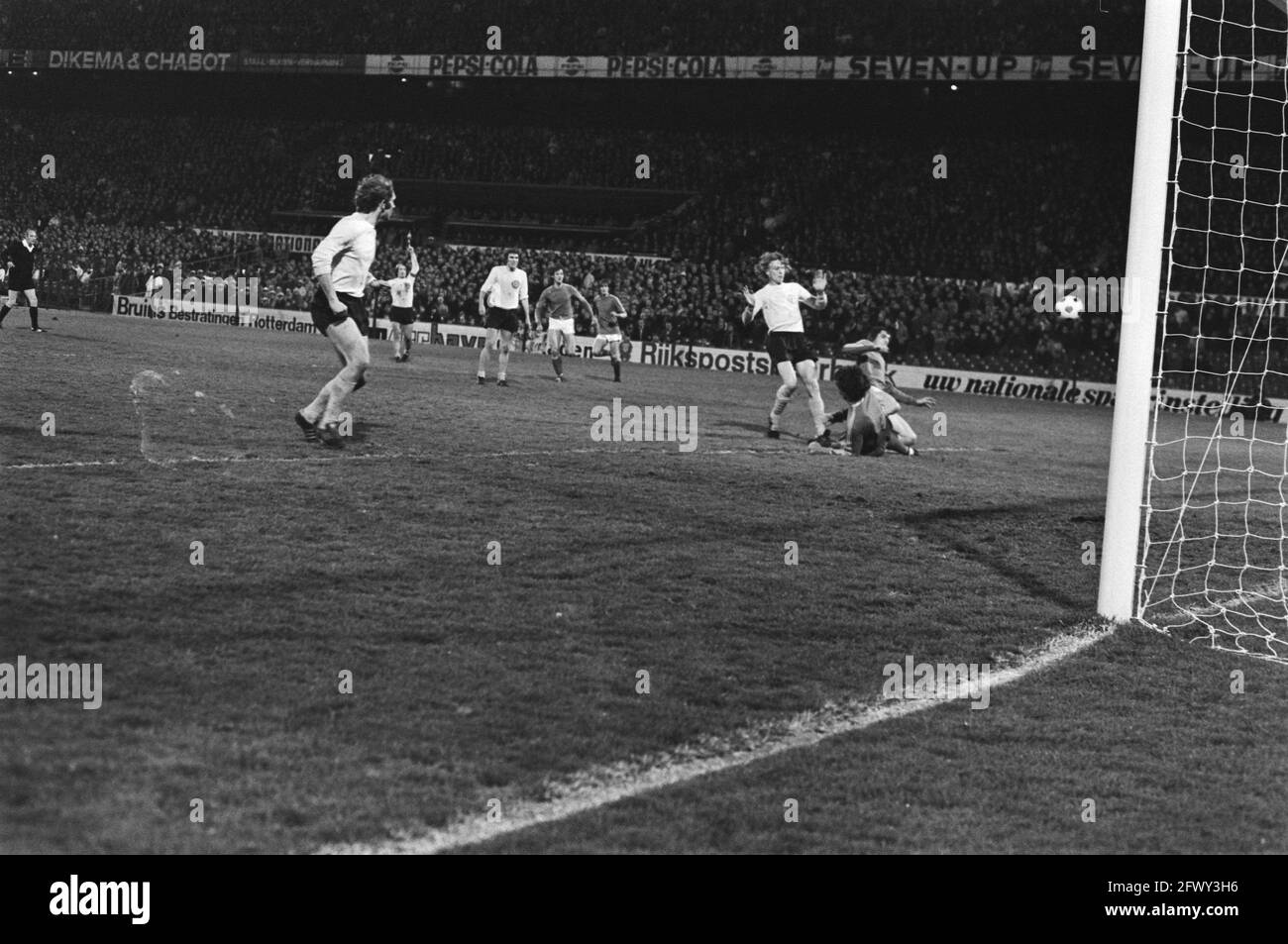 Cup final 1976 hi-res stock photography and images - Alamy