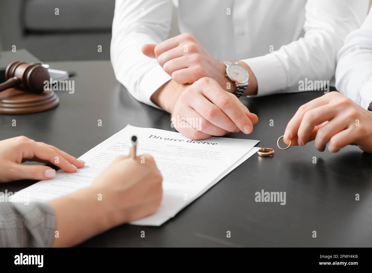 Couple taking off rings hi-res stock photography and images - Alamy