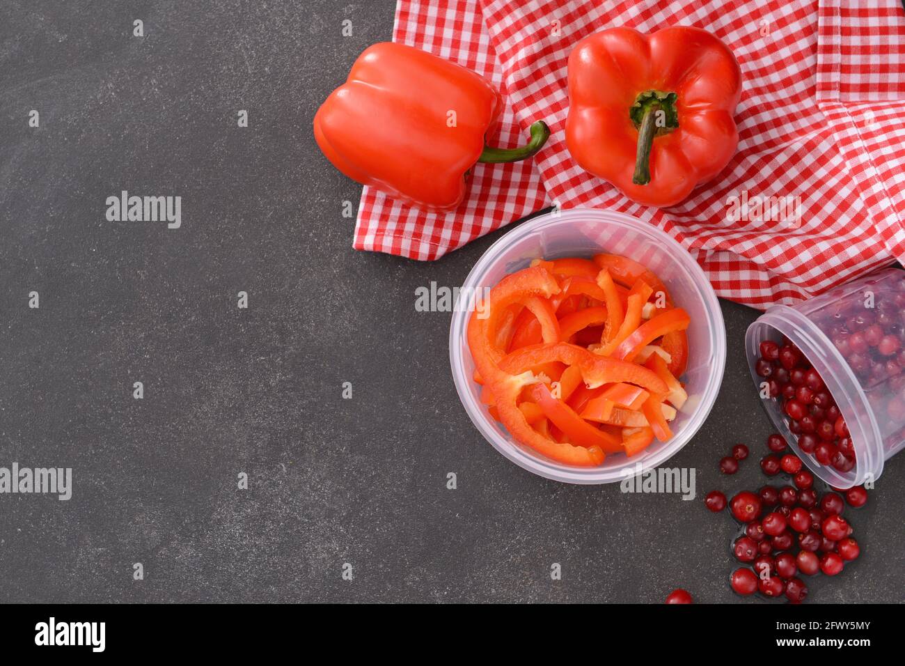 Plastic containers bell peppers hi-res stock photography and images - Alamy