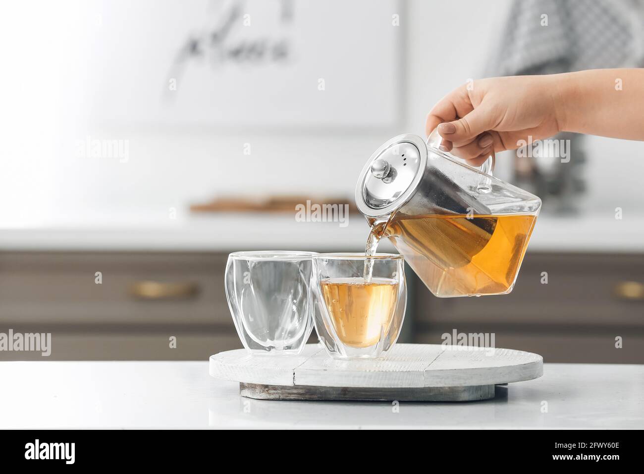 Pouring tea traditional england hi-res stock photography and images - Alamy