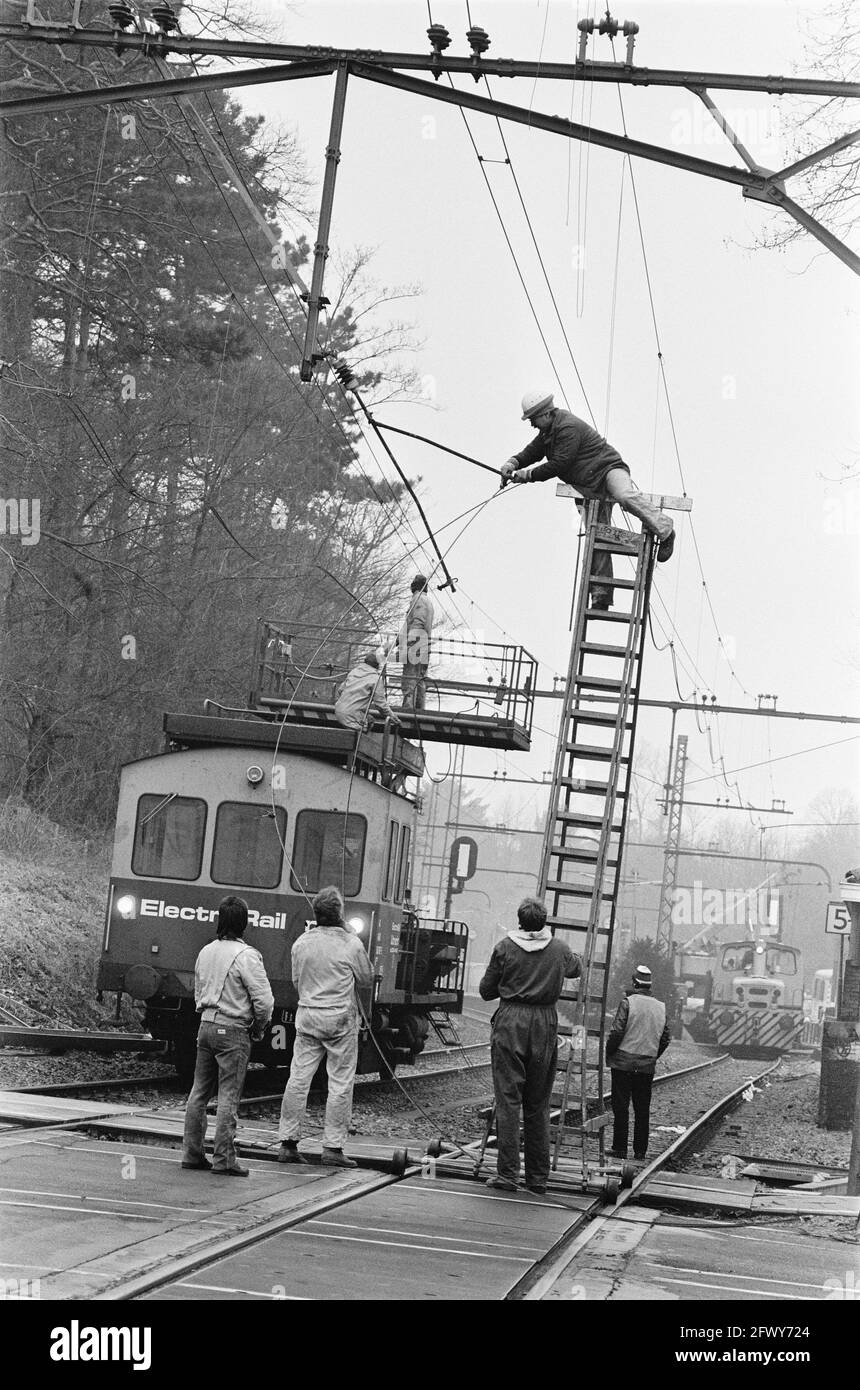 Catenary structure Black and White Stock Photos & Images - Alamy