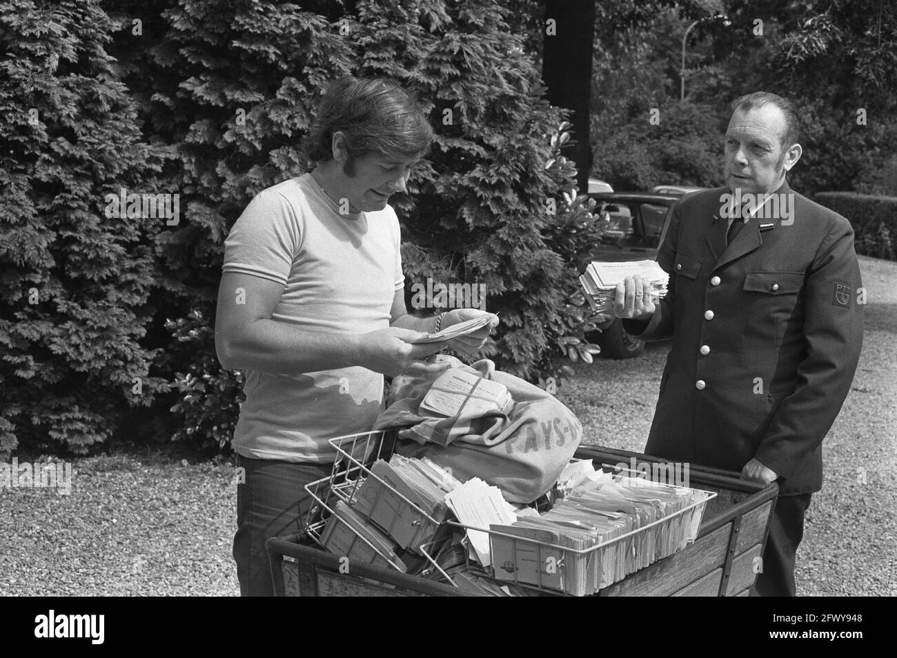 Radio Veronica receives cards from action Veronica must stay, at studio ...