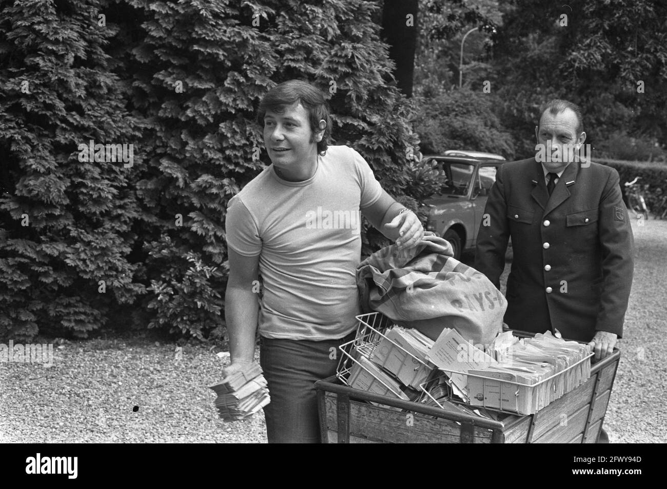 Radio Veronica receives cards from action Veronica must stay, at ...