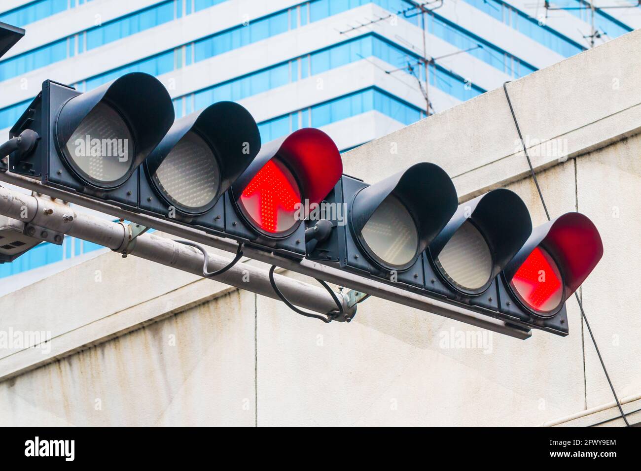 Red Traffic Light in the city background Stock Photo - Alamy