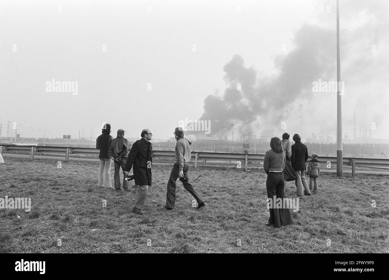 Disaster at DSM in Beek (Limburg); spectators look at smoke clouds ...