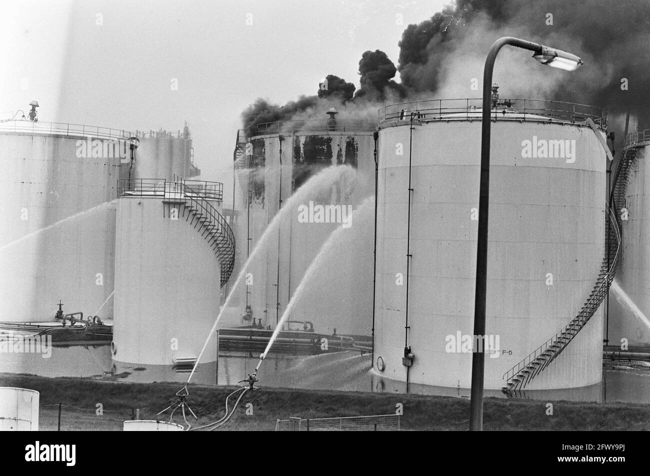 Burning storage tanks hi-res stock photography and images - Alamy