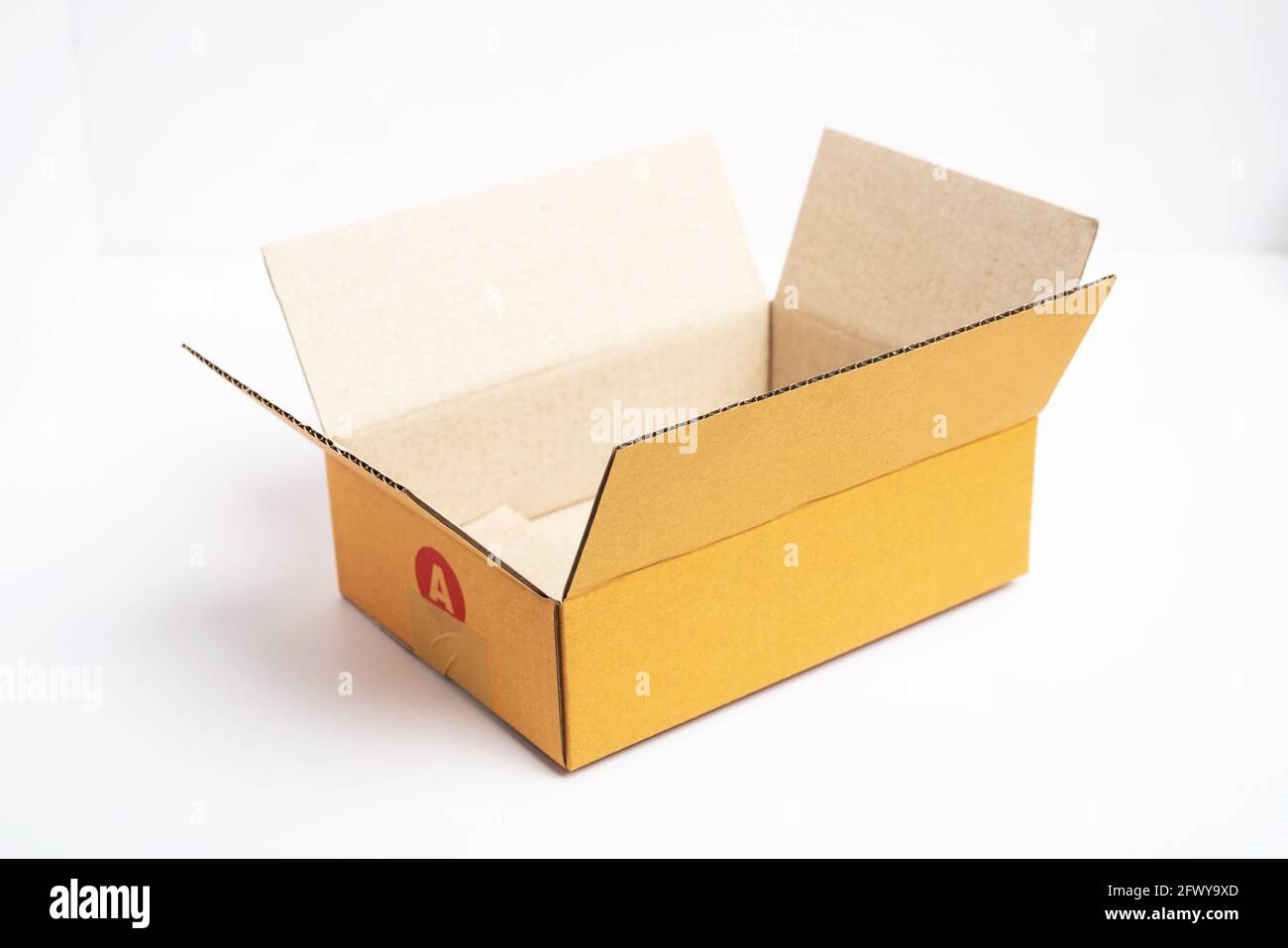 Closed brown cardboard box hi-res stock photography and images - Alamy
