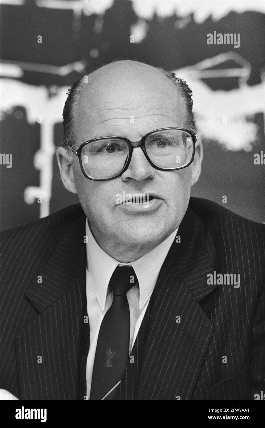 Van zeil report hi-res stock photography and images - Alamy