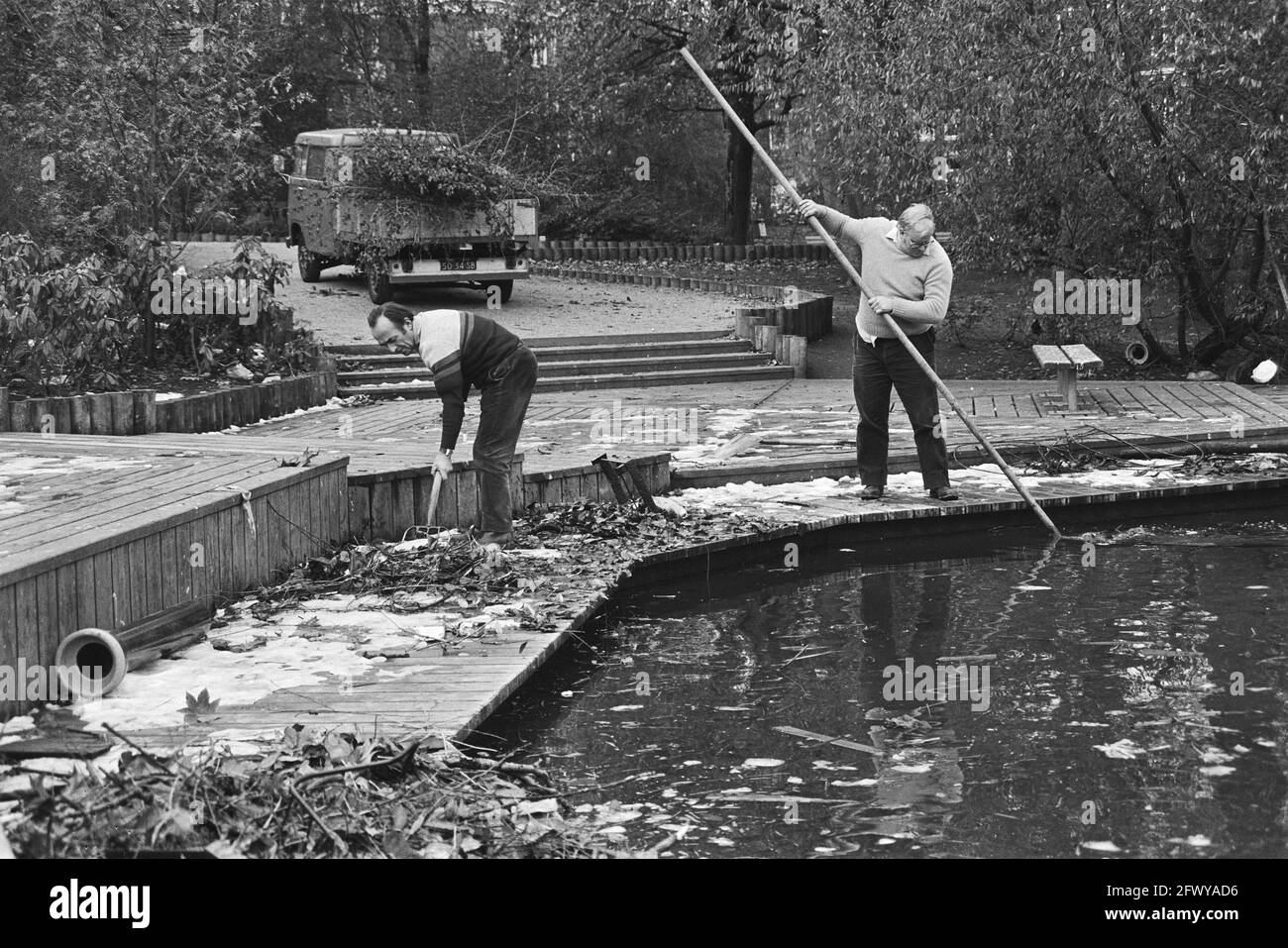Rat control in Amsterdam Sarphatipark started, workmen clean pond in ...