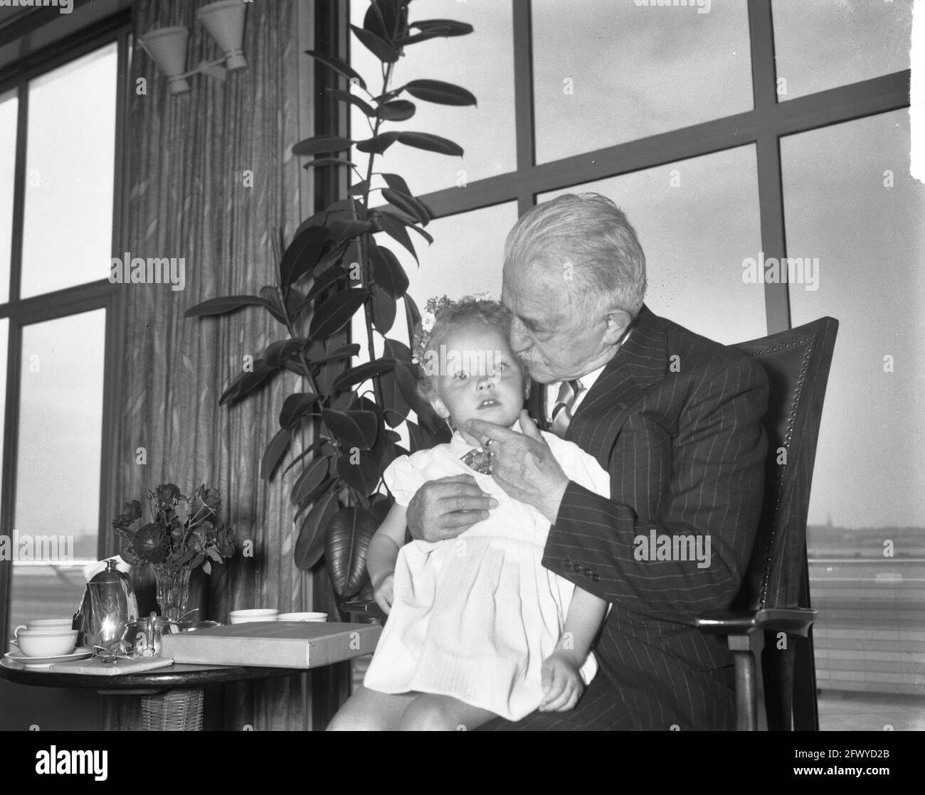 Reception of Oscar Mendlik . Mendlik and great-grandson, 22 June 1961 ...