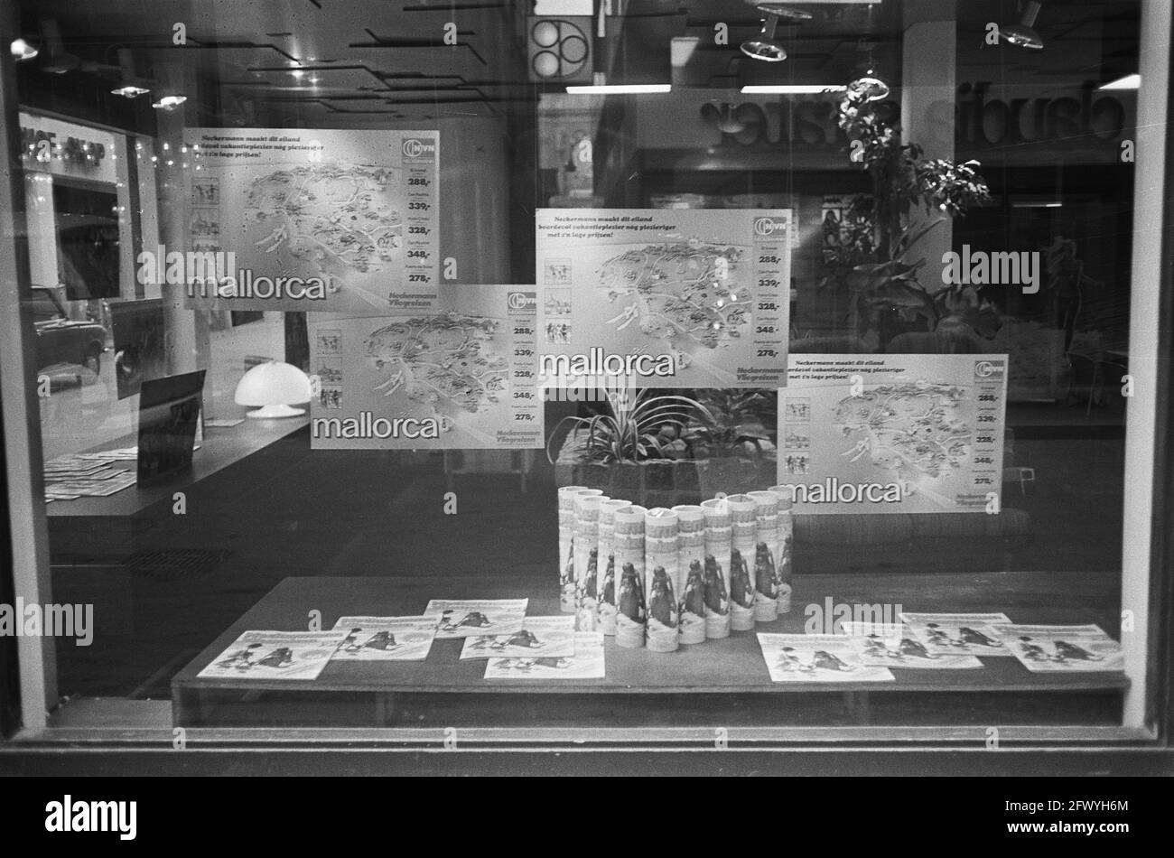 Travel agency window hi-res stock photography and images - Alamy