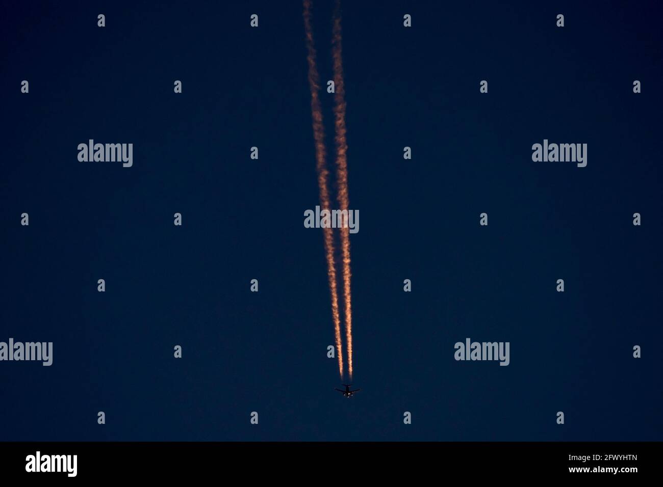 Night sky contrails hi-res stock photography and images - Alamy