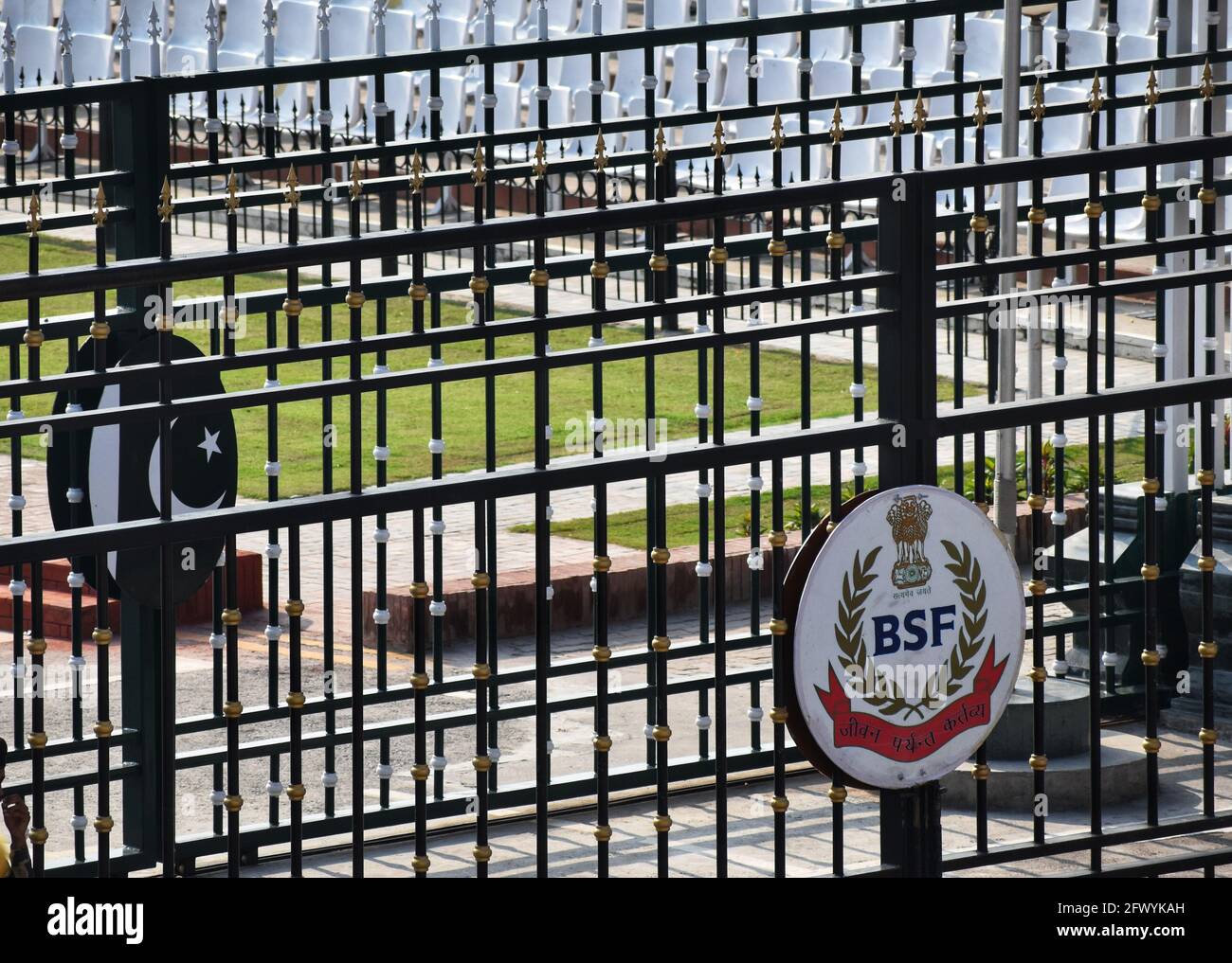 Photographic footage of the daily closing ceremony of the Wagah-Attari ...