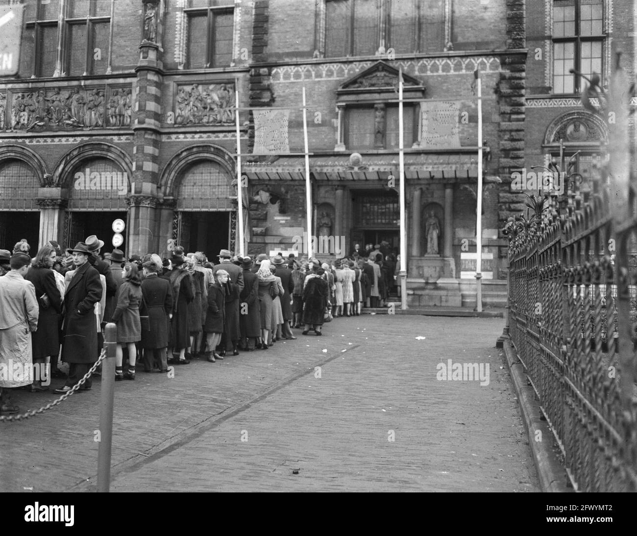 Queues queue Black and White Stock Photos & Images - Alamy
