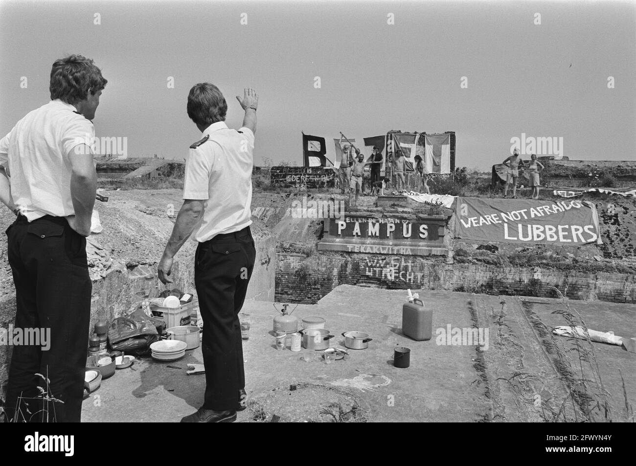Reich police wave goodbye hi-res stock photography and images - Alamy