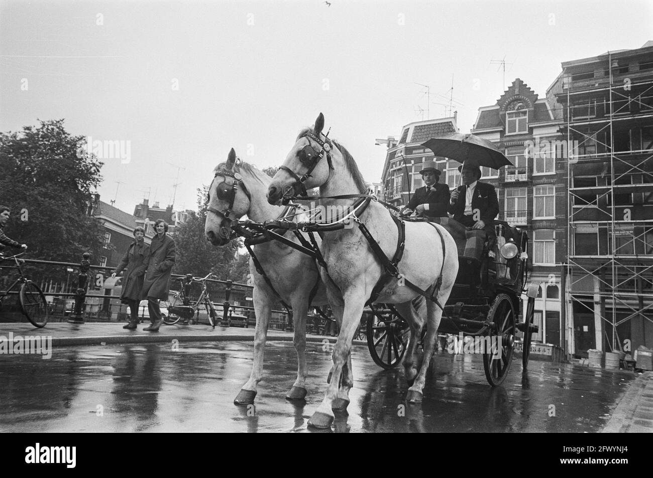 Double carriage across bridge prinsengracht hi-res stock photography ...