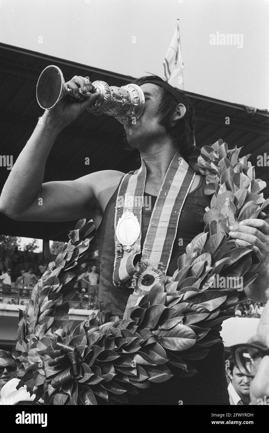 Rowing: Holland Cup on Bosbaan, Irishman Sean Drea drinks champagne ...