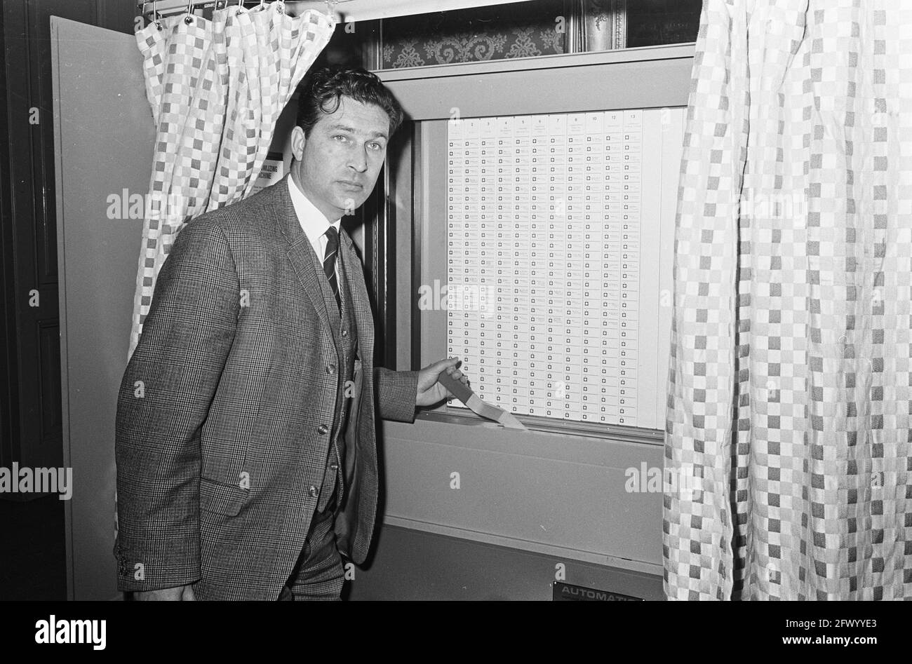 Automatic Voting Machine High Resolution Stock Photography and Images ...