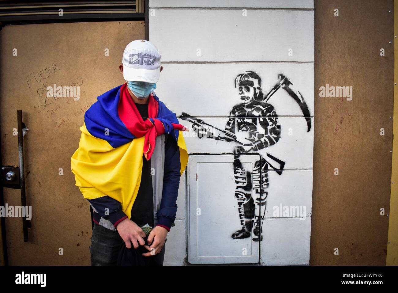 Graffiti anti policia hi-res stock photography and images - Alamy