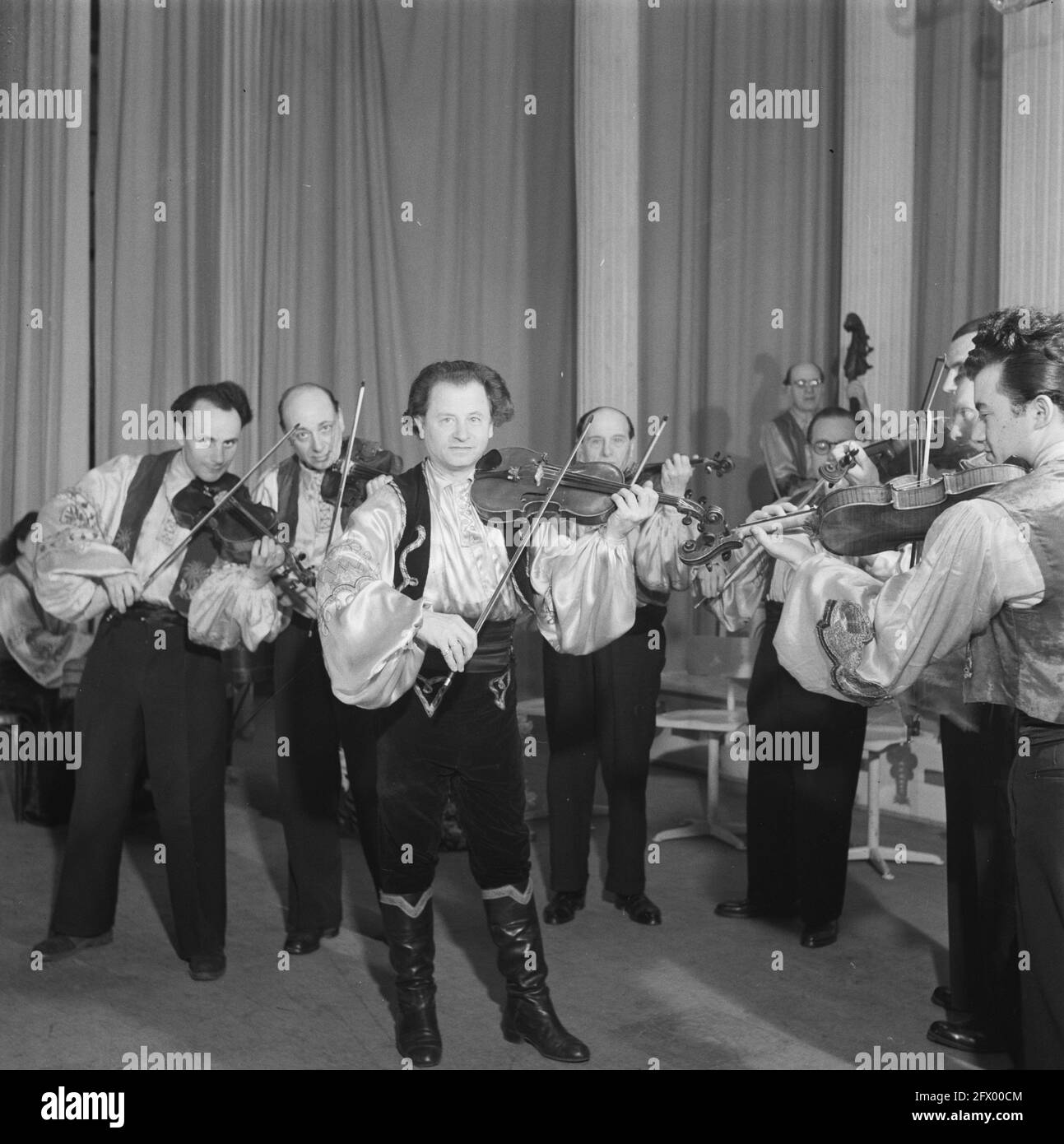 Orkest hi-res stock photography and images - Alamy