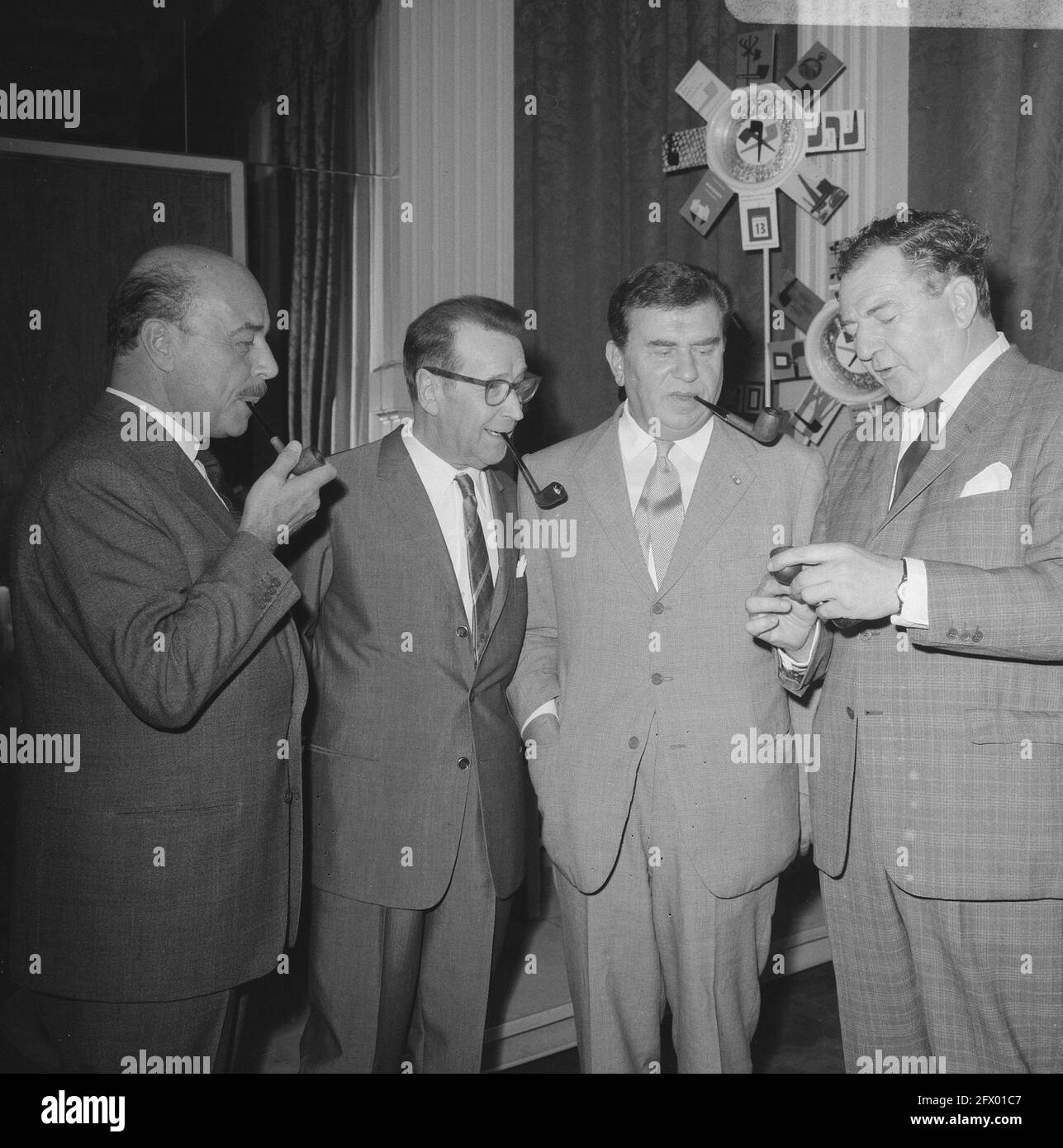 Together with the actor Jan Teulings (left) and his British colleague ...