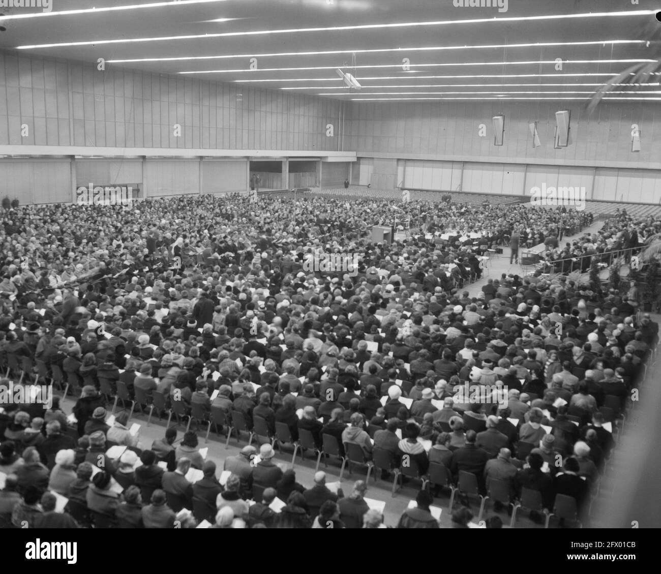 5000 people overview hall hi-res stock photography and images - Alamy