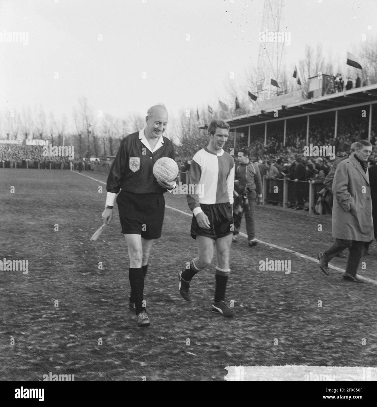 Referee Martens with Guus Hook on the left, December 15, 1963, sports ...