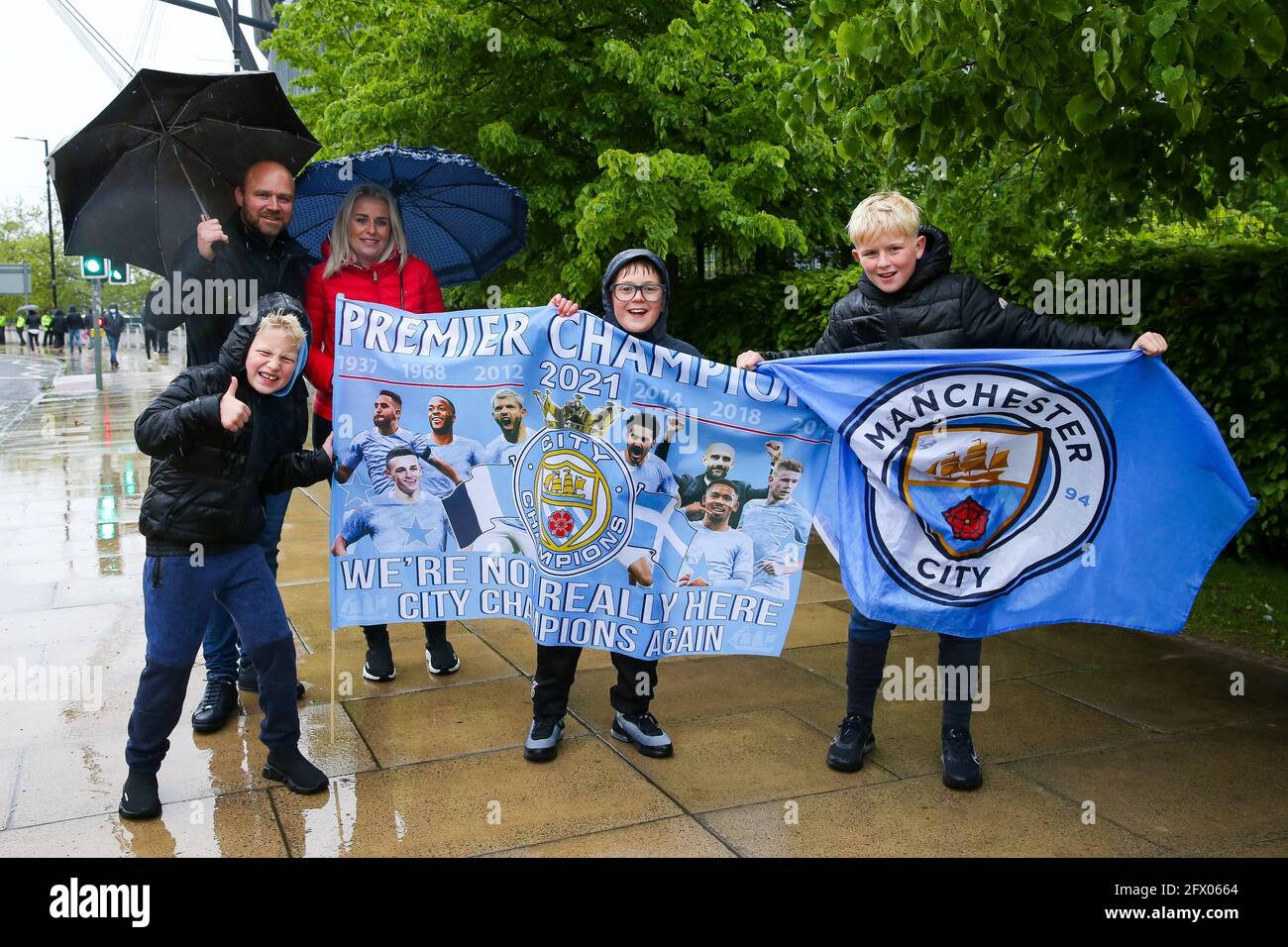 Manchester City fans celebrate after Manchester City win the Premier ...