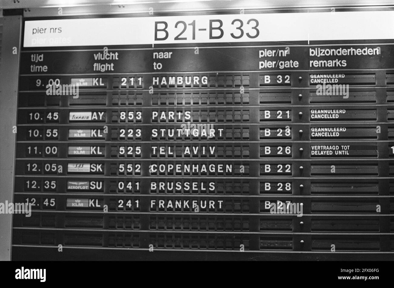 Schiphol closed due to fog, on a sign all flights postponed or ...