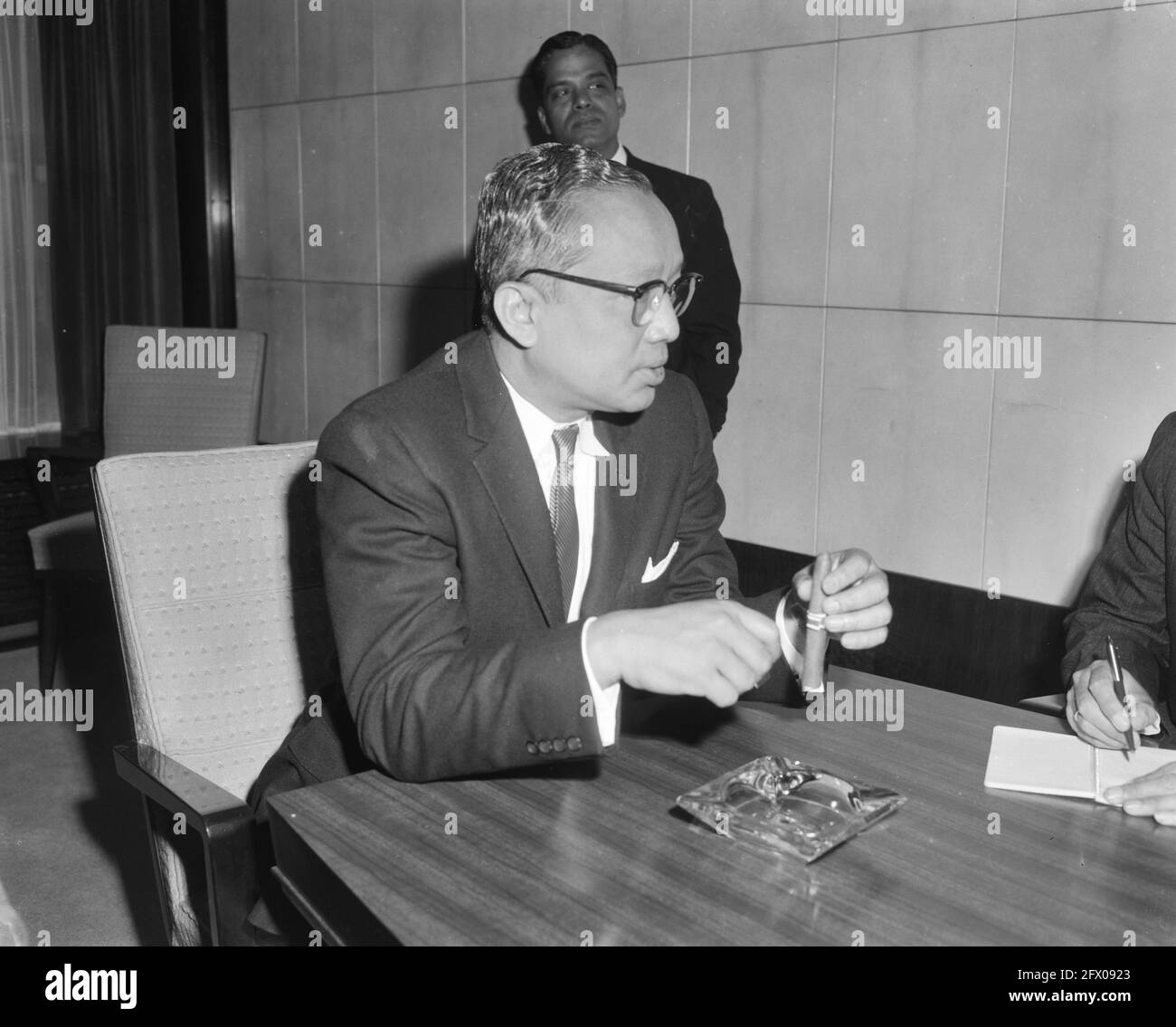 Un oe tant Black and White Stock Photos & Images - Alamy