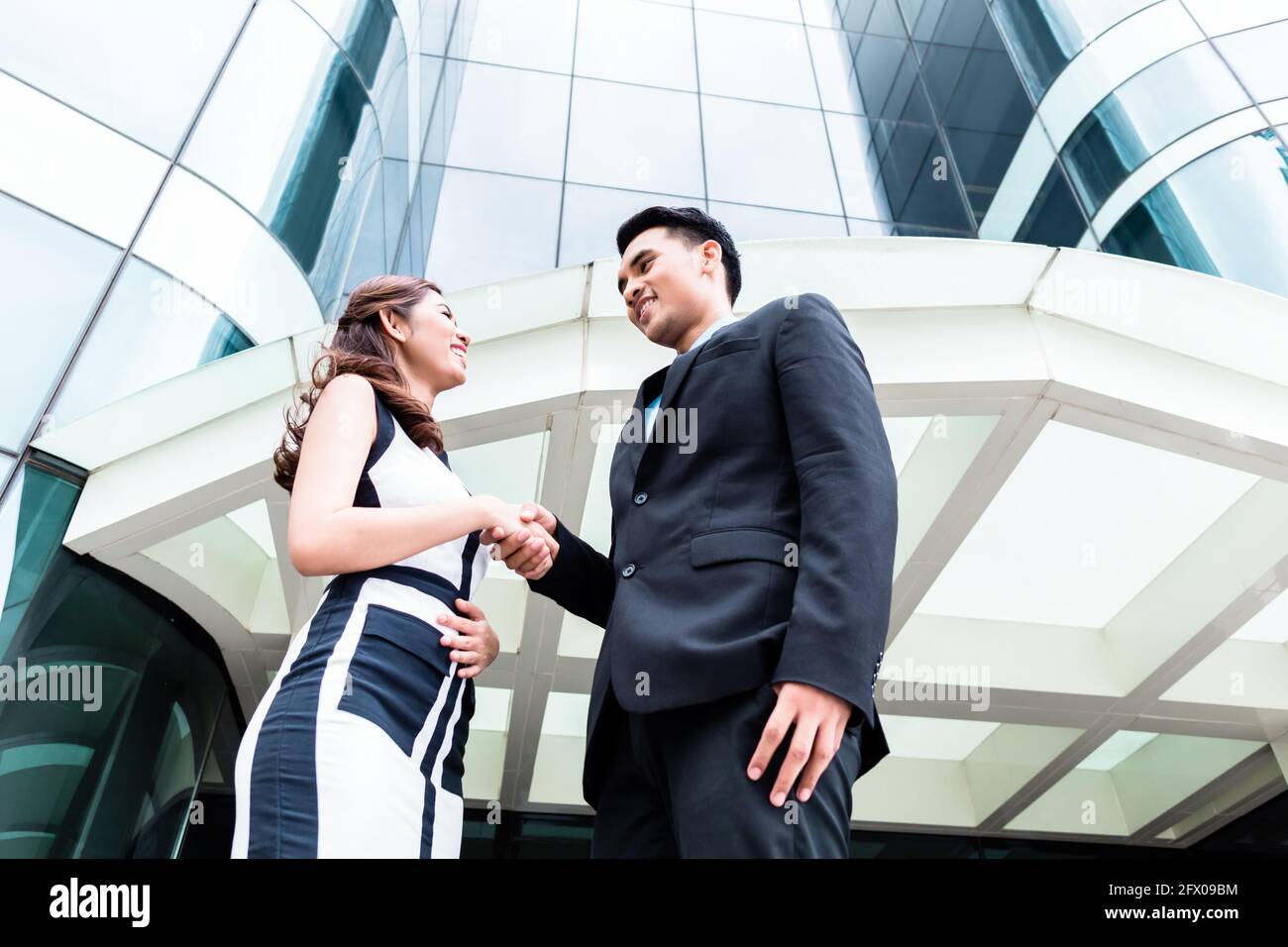 High rise building business woman hi-res stock photography and images ...