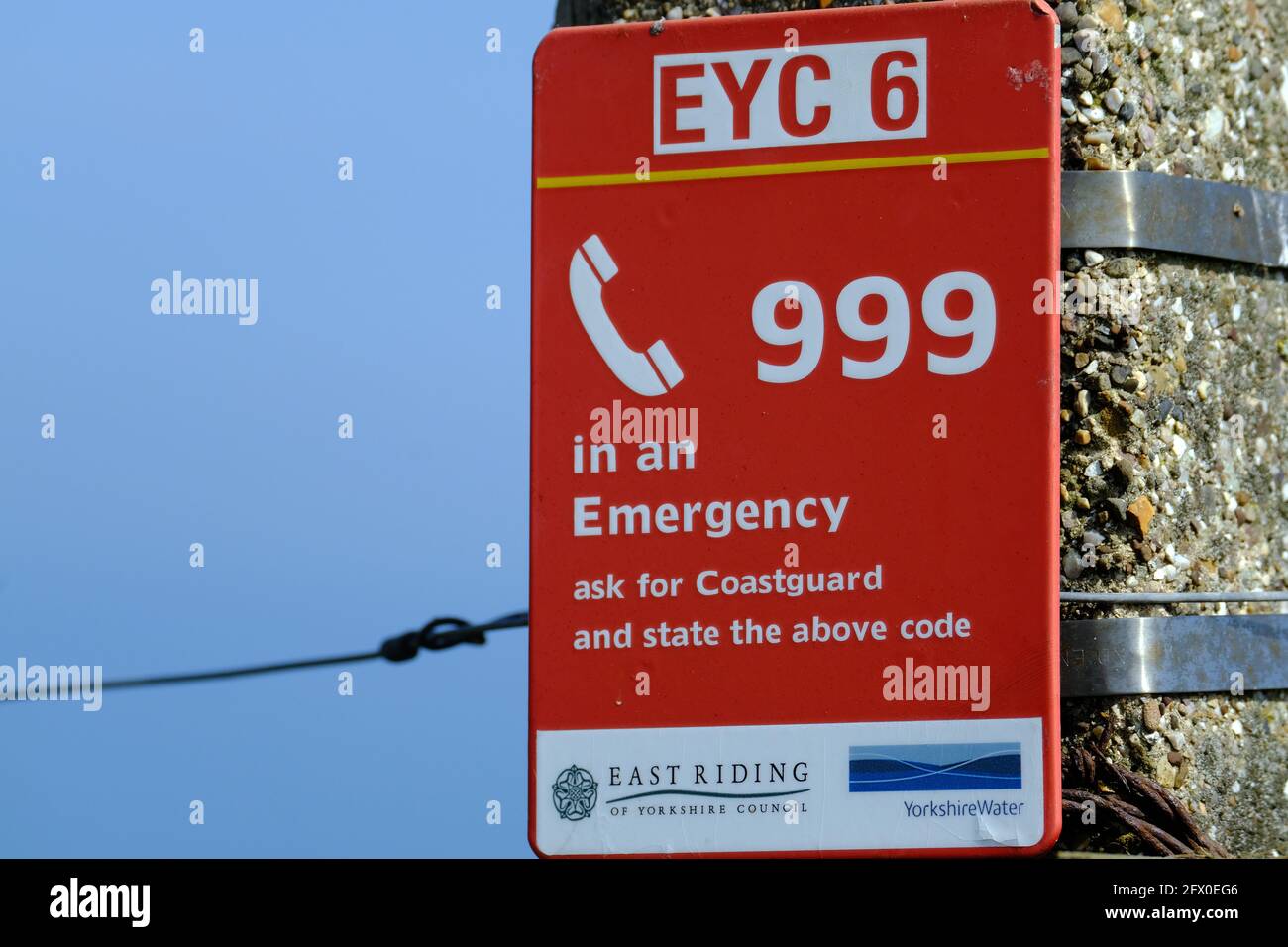 999 emergency services sign on high cliff top. summon coastguard Stock ...