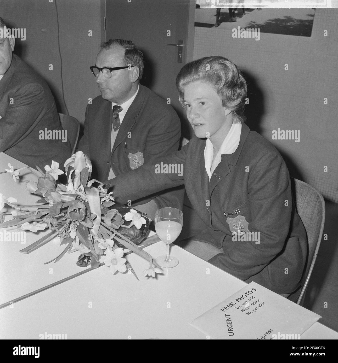 Sjoukje Dijkstra overtaken and honoured in Amstelveen, Sjoukje Dijkstra during press conference ...