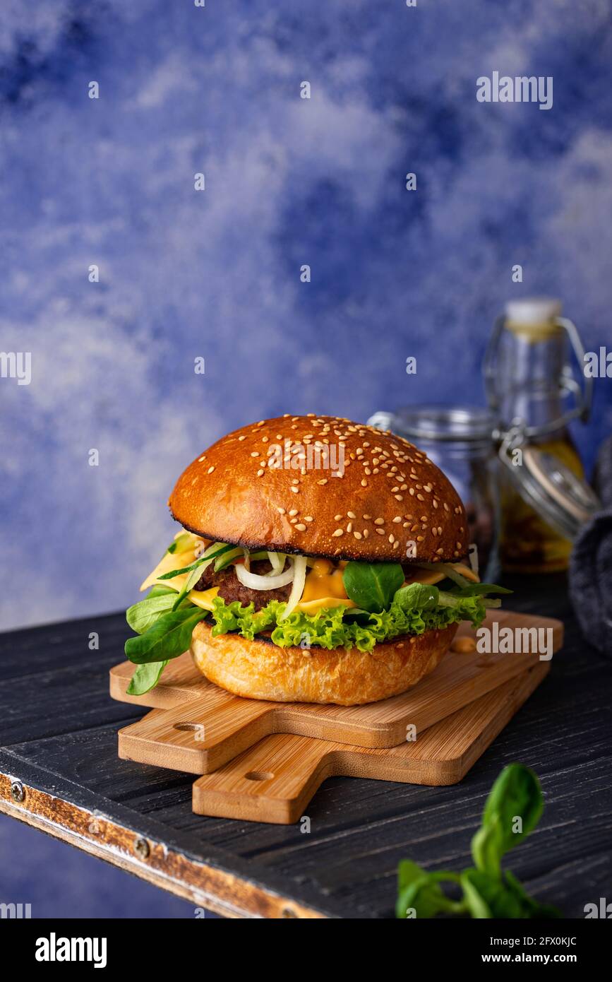 Cheeseburger with beef cutlet and vegetables Stock Photo - Alamy