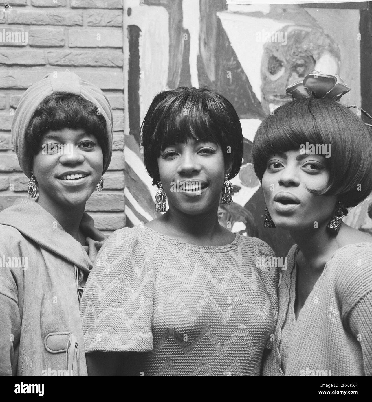 The Supremes Singing