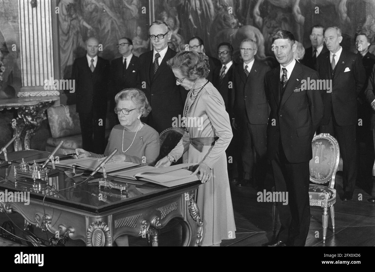Queen Juliana signs deed of recognition at Huis ten Bosch, November 25 ...