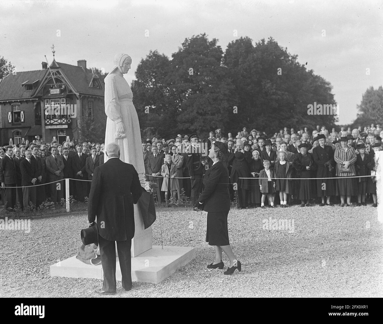 Queen juliana unveils war monument hi-res stock photography and images ...