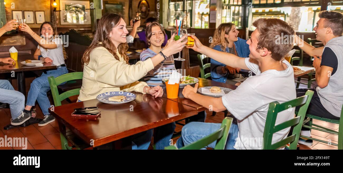 Students pizza teenagers hi-res stock photography and images - Alamy