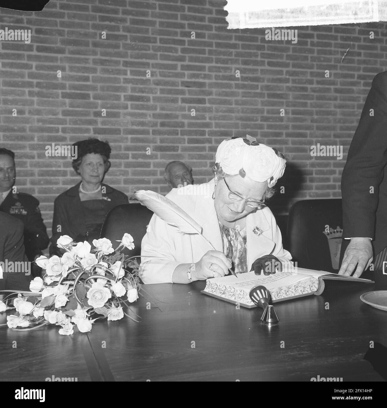 Queen juliana signs guest book Black and White Stock Photos & Images ...