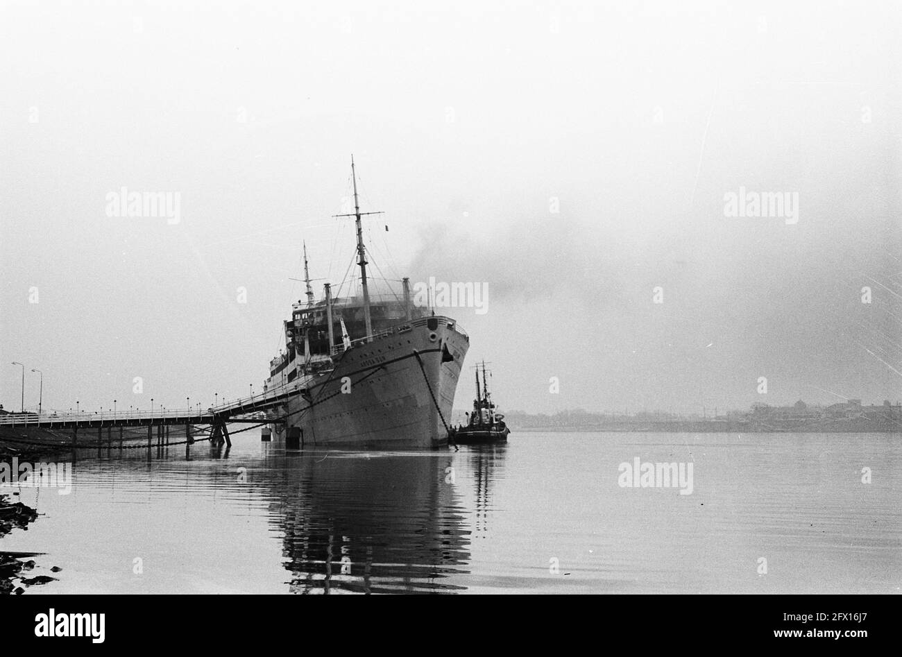 Arosa-Sun at IJmuiden, accommodation ship on fire, the burning ship, 9 ...