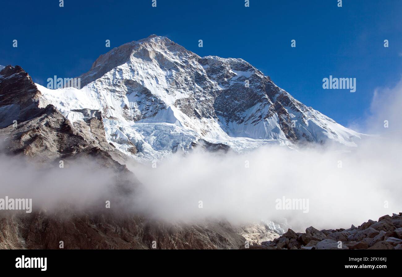 Mount Makalu with clouds, Nepal Himalayas mountains, Barun valley Stock ...