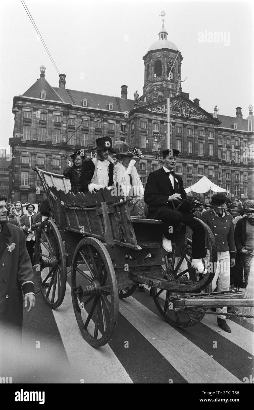 Queen's Day of Labor, Durmes farmer-queen on farm cart on Dam Square in ...