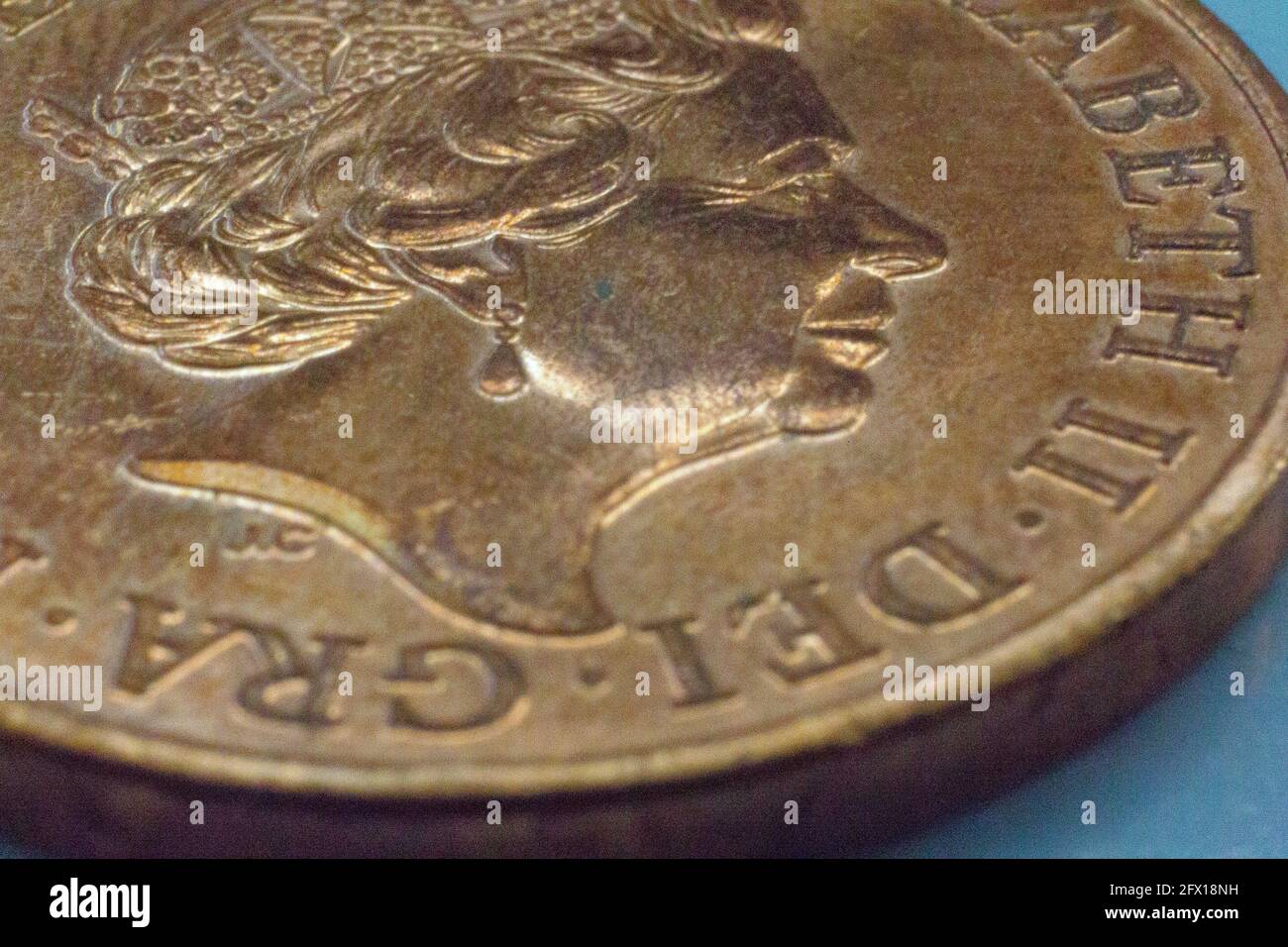 2, Two, pound, coin, close, up, Queens, Head Stock Photo - Alamy