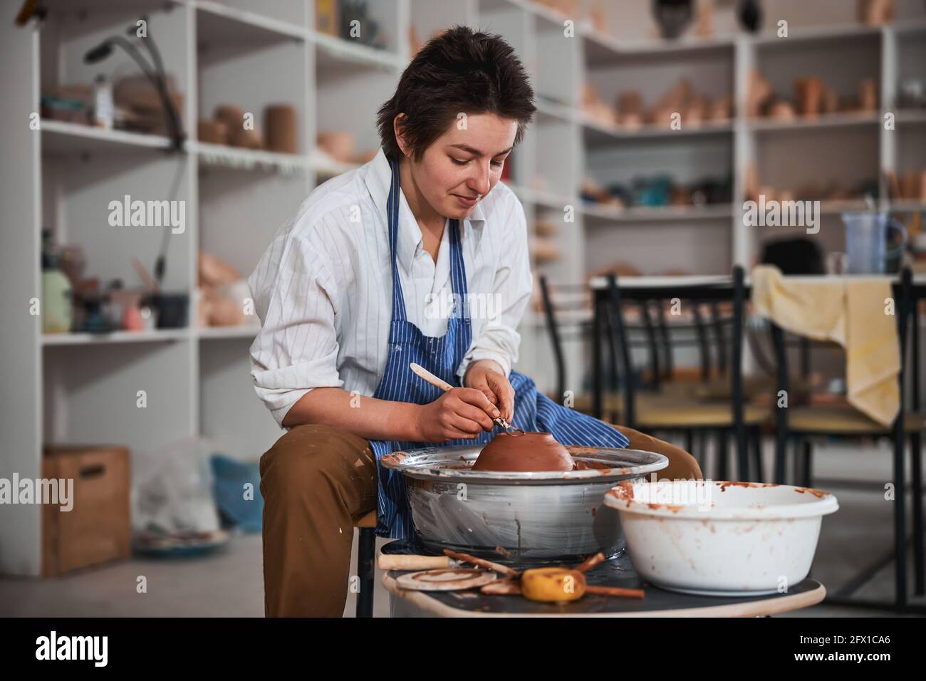 Pottery artist making use of loop instrument for bowl creation Stock ...