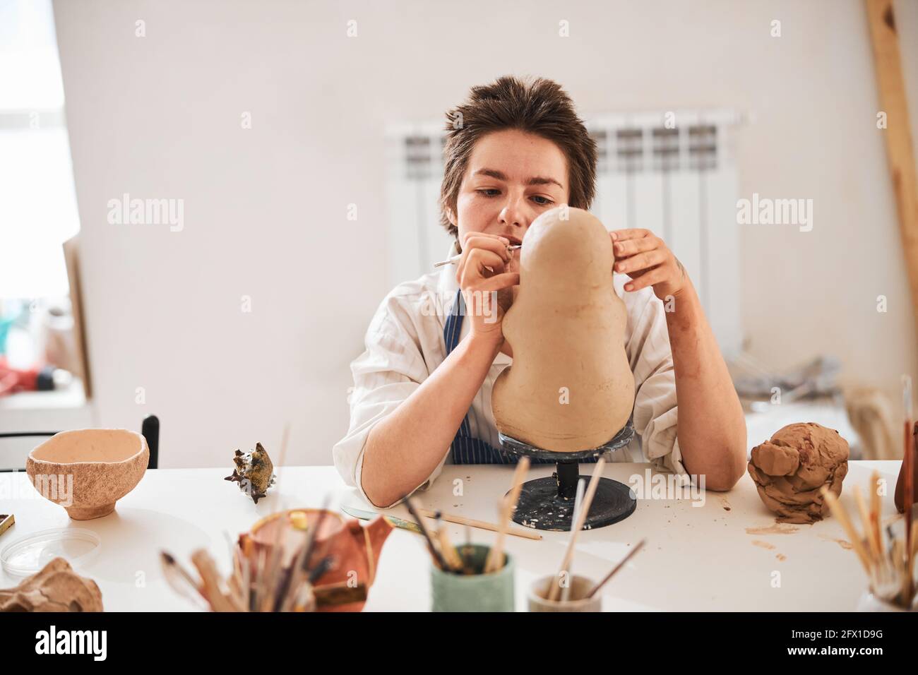 Shaping statue hi-res stock photography and images - Alamy