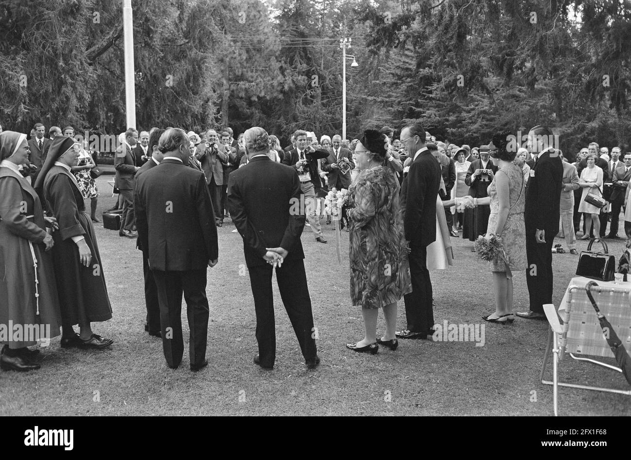 Royal family on reception Dutch Embassy in Addis Ababa people are ...