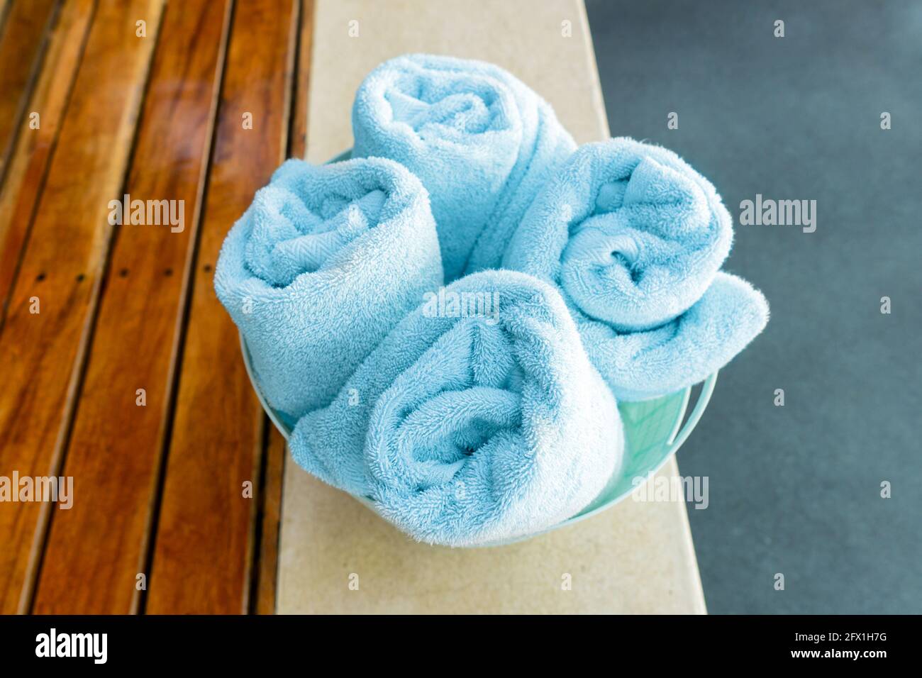 Towels in basket by pool hi-res stock photography and images - Alamy